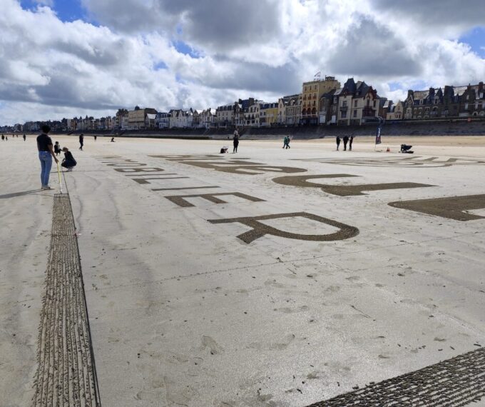 La reproduction du logo Bizeul immobilier au format XXL sur la plage ...